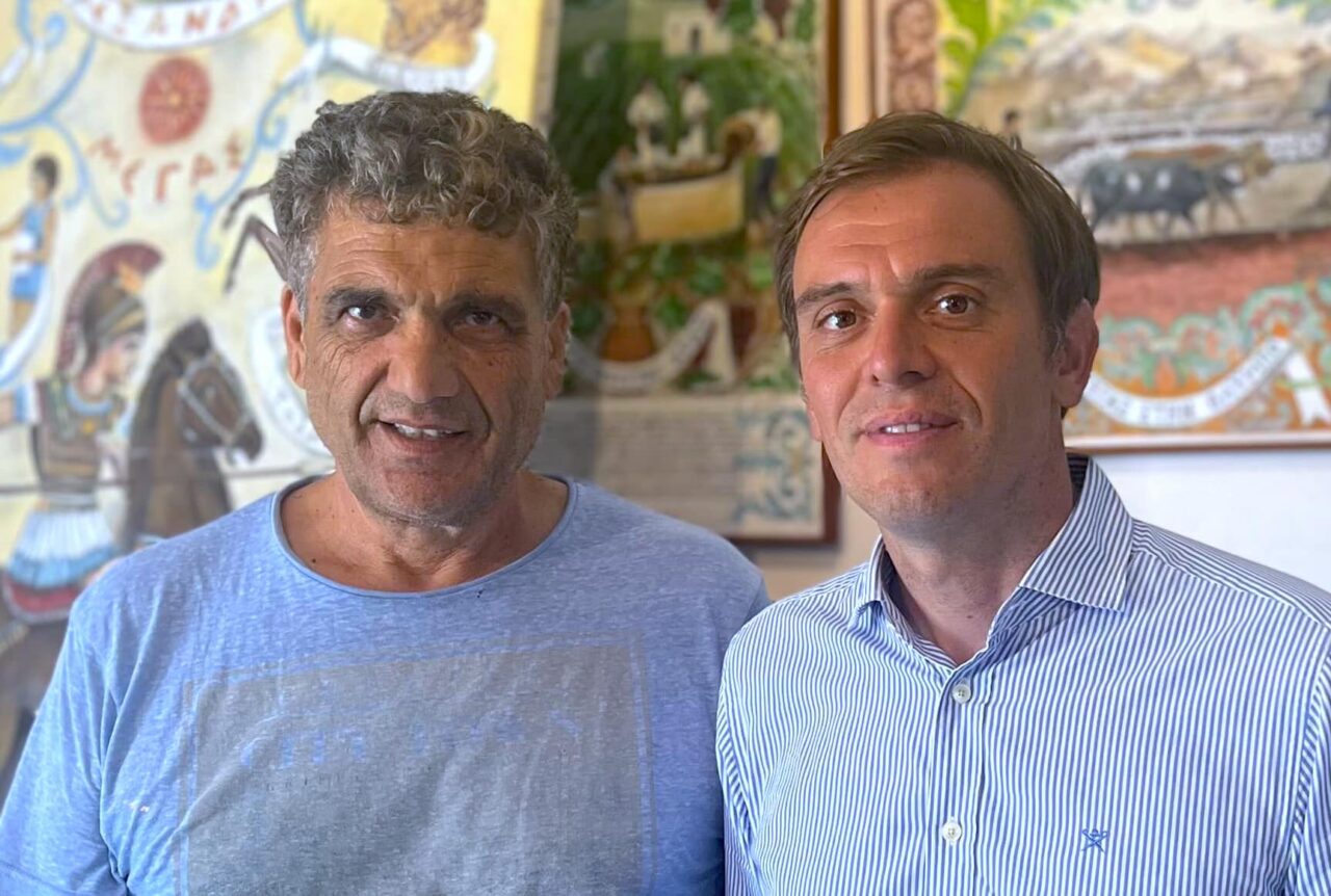Ο κοινοβουλευτικός εκπρόσωπος του ΠΑΣΟΚ, Δημήτρης Μαντζος στην κάμερα ...