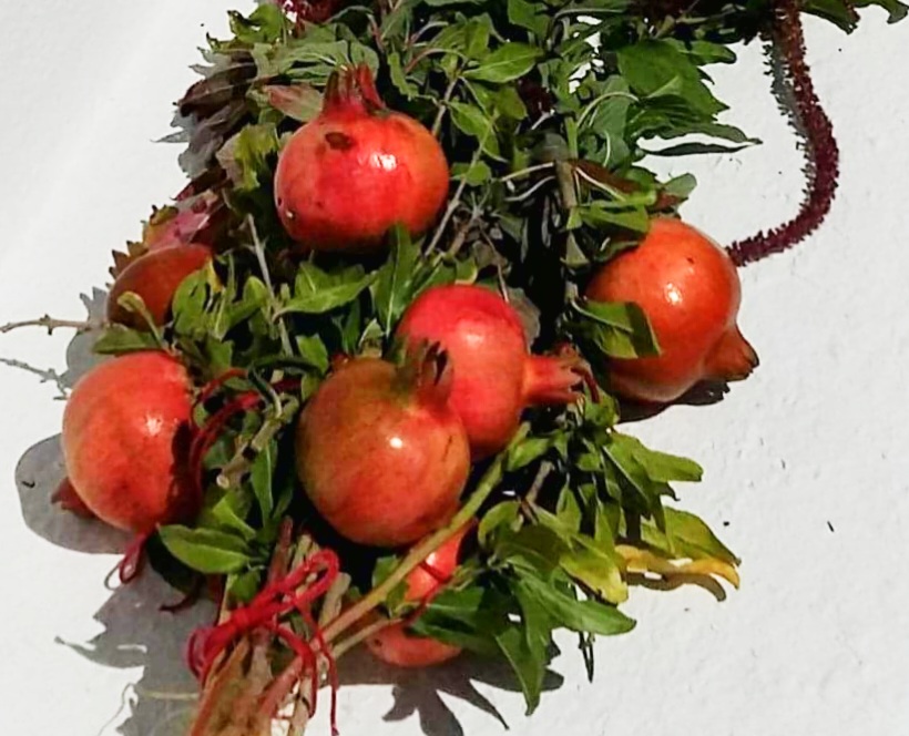 Το έθιμο της πρωτοσεπτεμβριάς.... Ρόδια και σταθόρια για καλοχρονιά ...