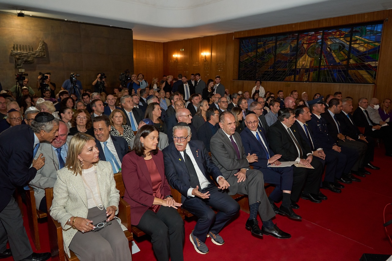 Ο Γιώργος Γεραπετρίτης στην εκδήλωση στη συναγωγή Αθηνών για τα θύματα ...