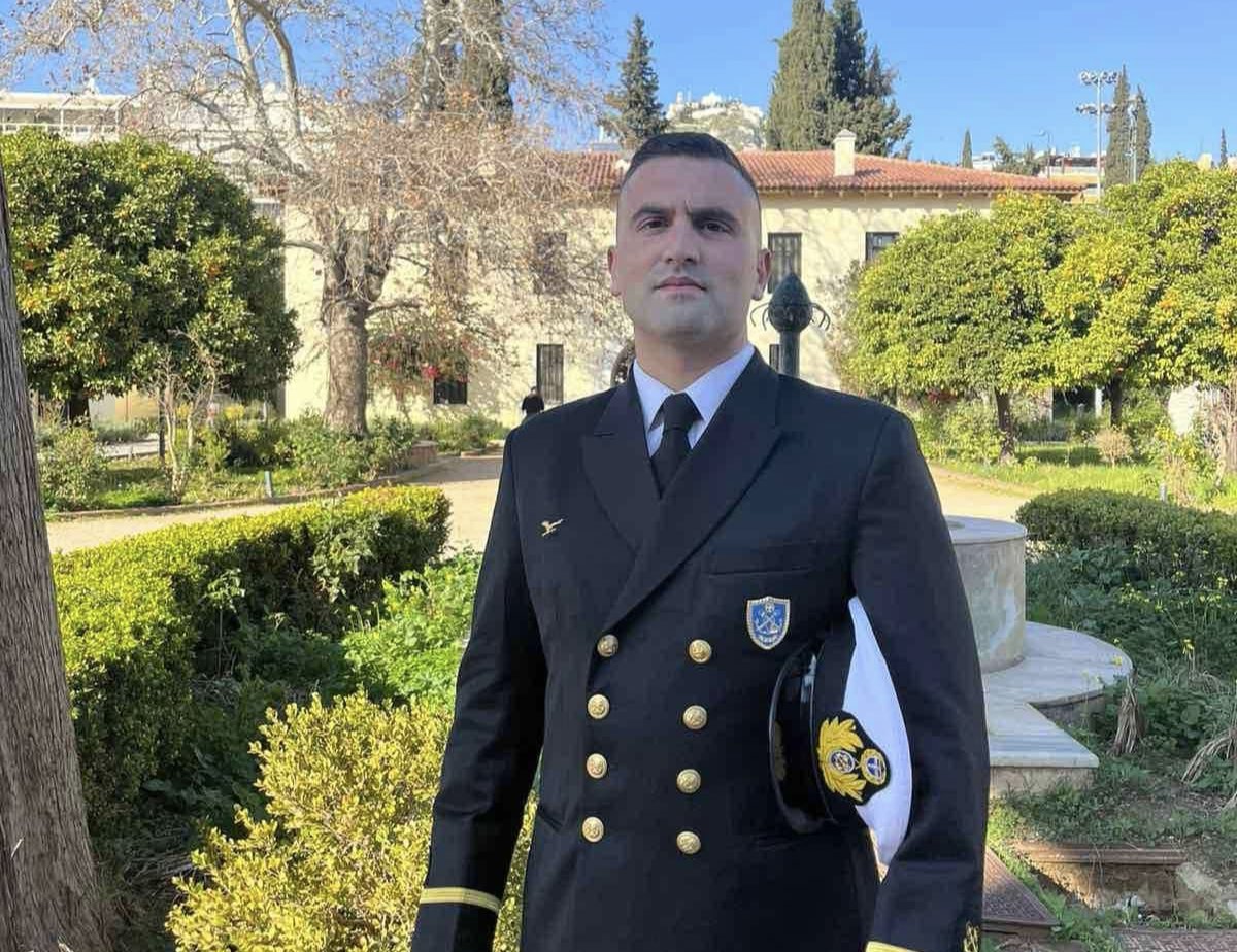 Πρώτος κατά σειράν στην τάξη του με βαθμό 91,12 στα 100, αποφοίτησε από ...