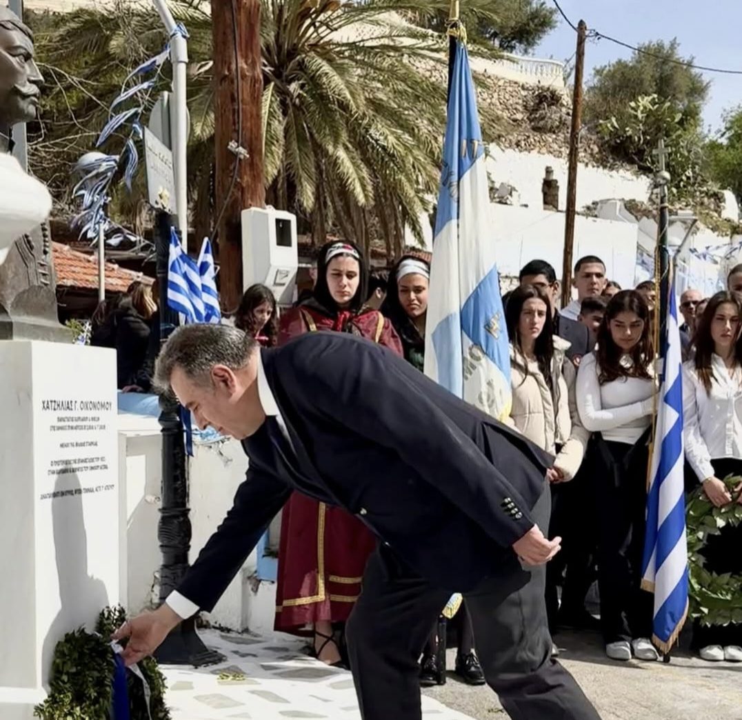 Ο Μάνος Κονσολας στο Απέρι Καρπάθου, στις εορταστικές εκδηλώσεις για ...